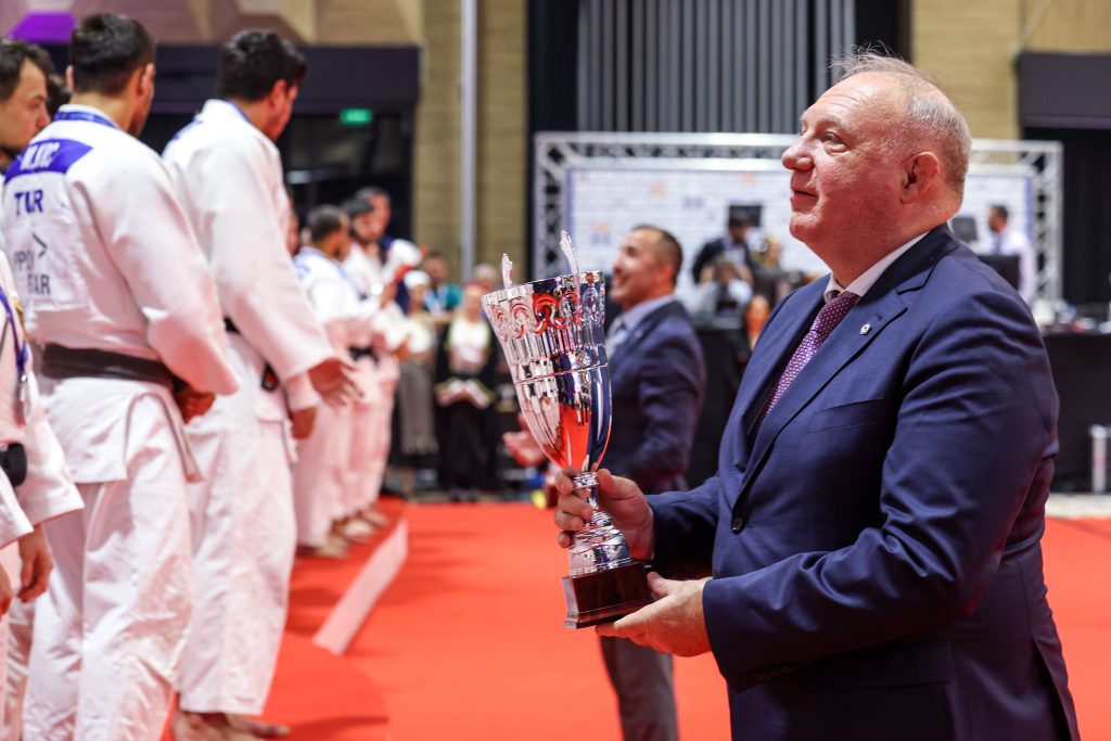 PRESIDENT TÓTH AWARDS BOSNIA AND HERZEGOVINA FOR OUTSTANDING ...